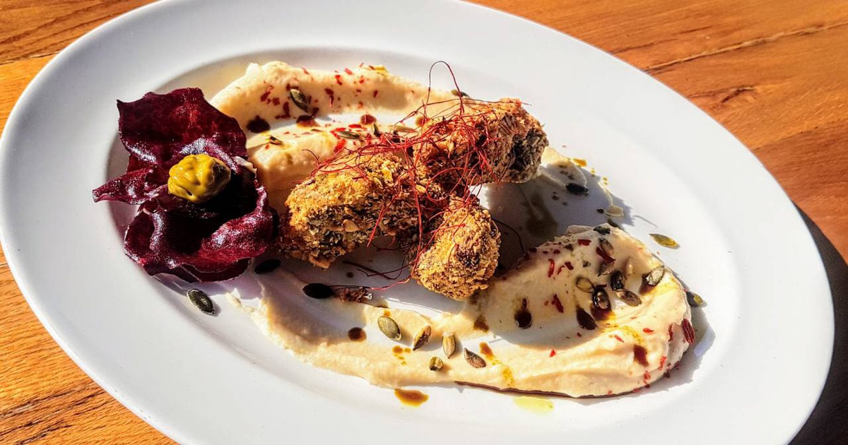 Teleći obrazi u bučinim košticama s pireom od celera i majonezom od ...