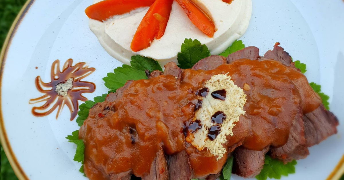 Ramstek s karameliziranim lukom i pireom od celera - Internacionalna ...